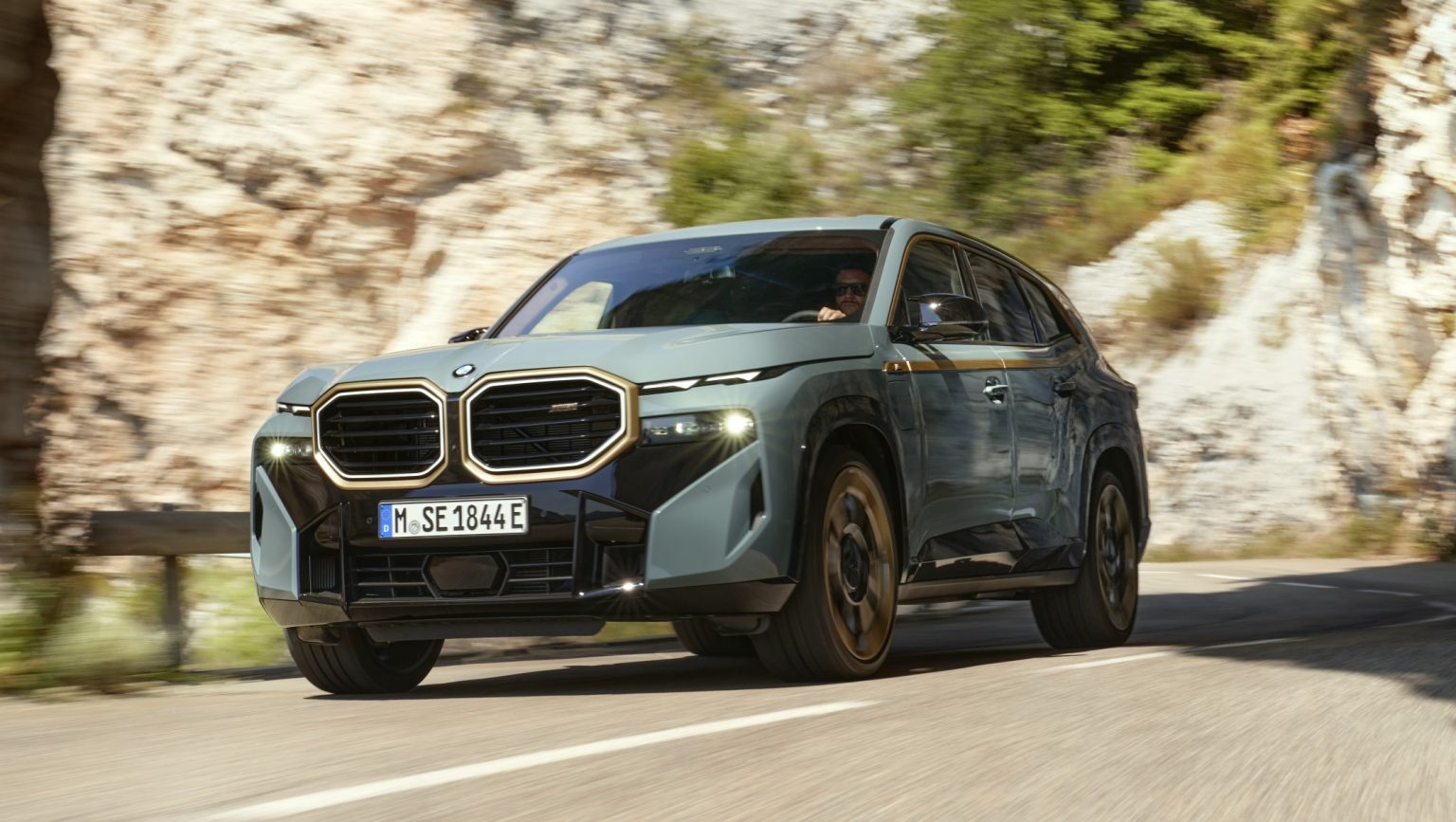 Nov-Overweight-cars-BMW XM - Green Flag